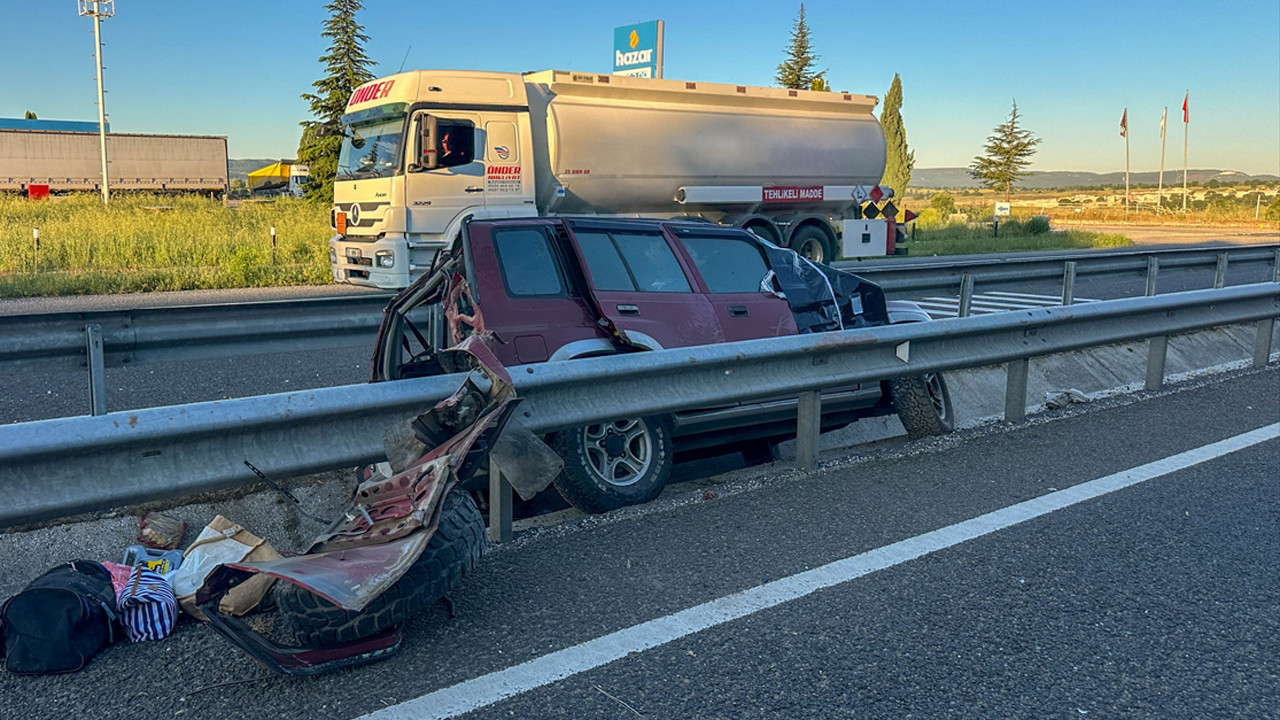 Uşak'ta cip bariyerlerin arasına girip sürüklendi: 1 ölü 2 yaralı ...