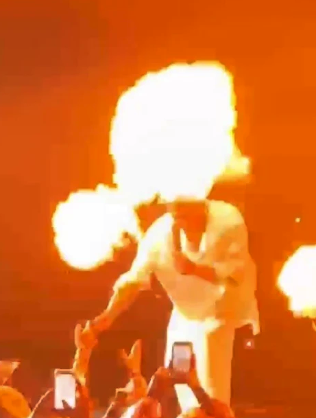 Konserde korku dolu anlar! Tan Taşçı alevlerin arasında kaldı ...