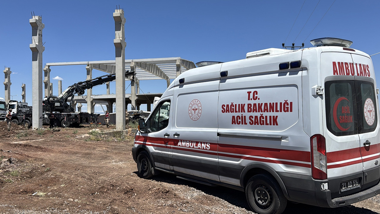 Diyarbakır'da işçiler beton bloğun altında kaldı! - Internet Haber